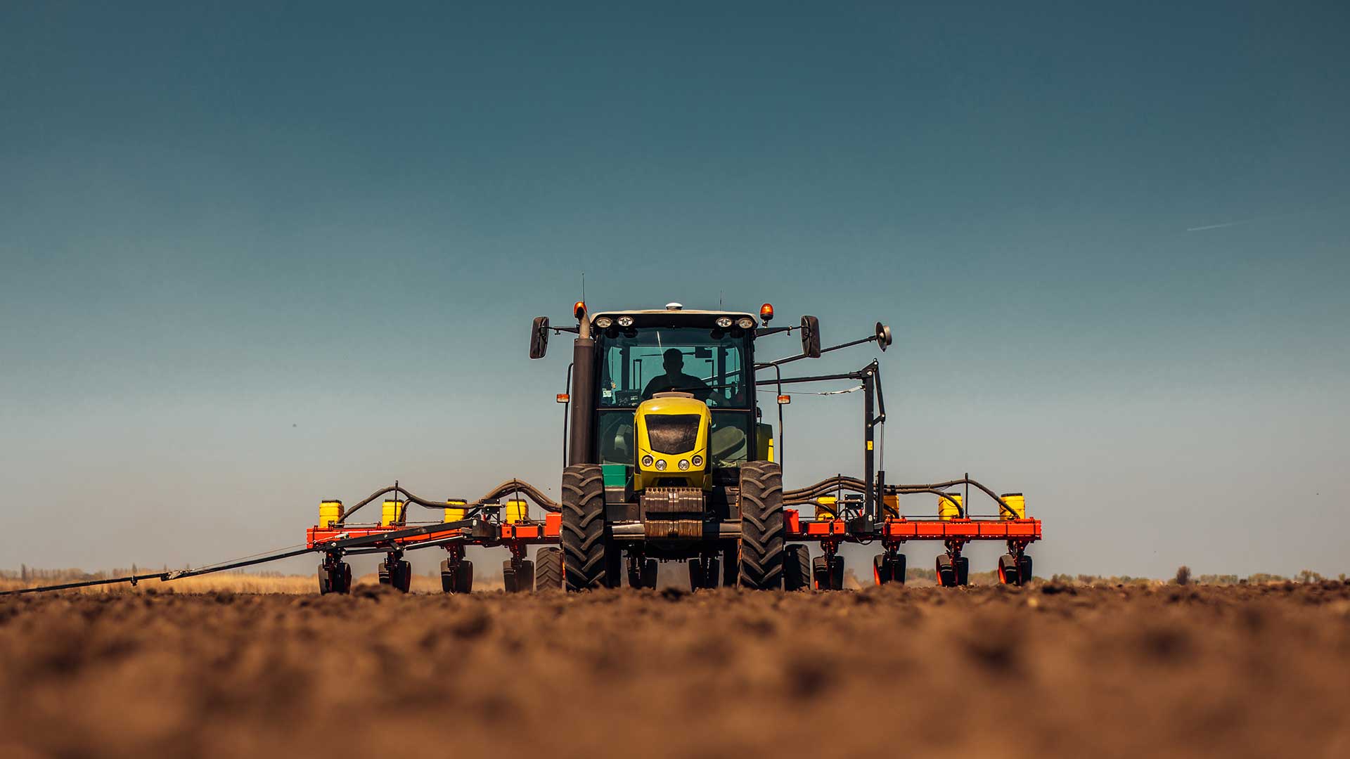 Tractoare pe roți sau pe șenile. Avantaje și dezavantaje