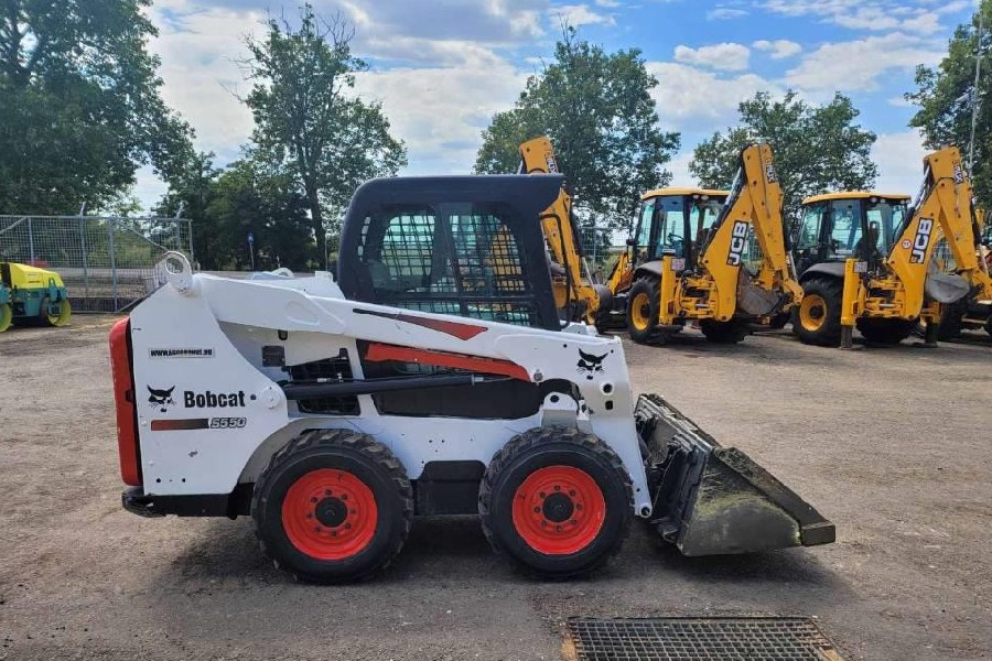 Top 5 utilaje pentru manipularea marfurilor