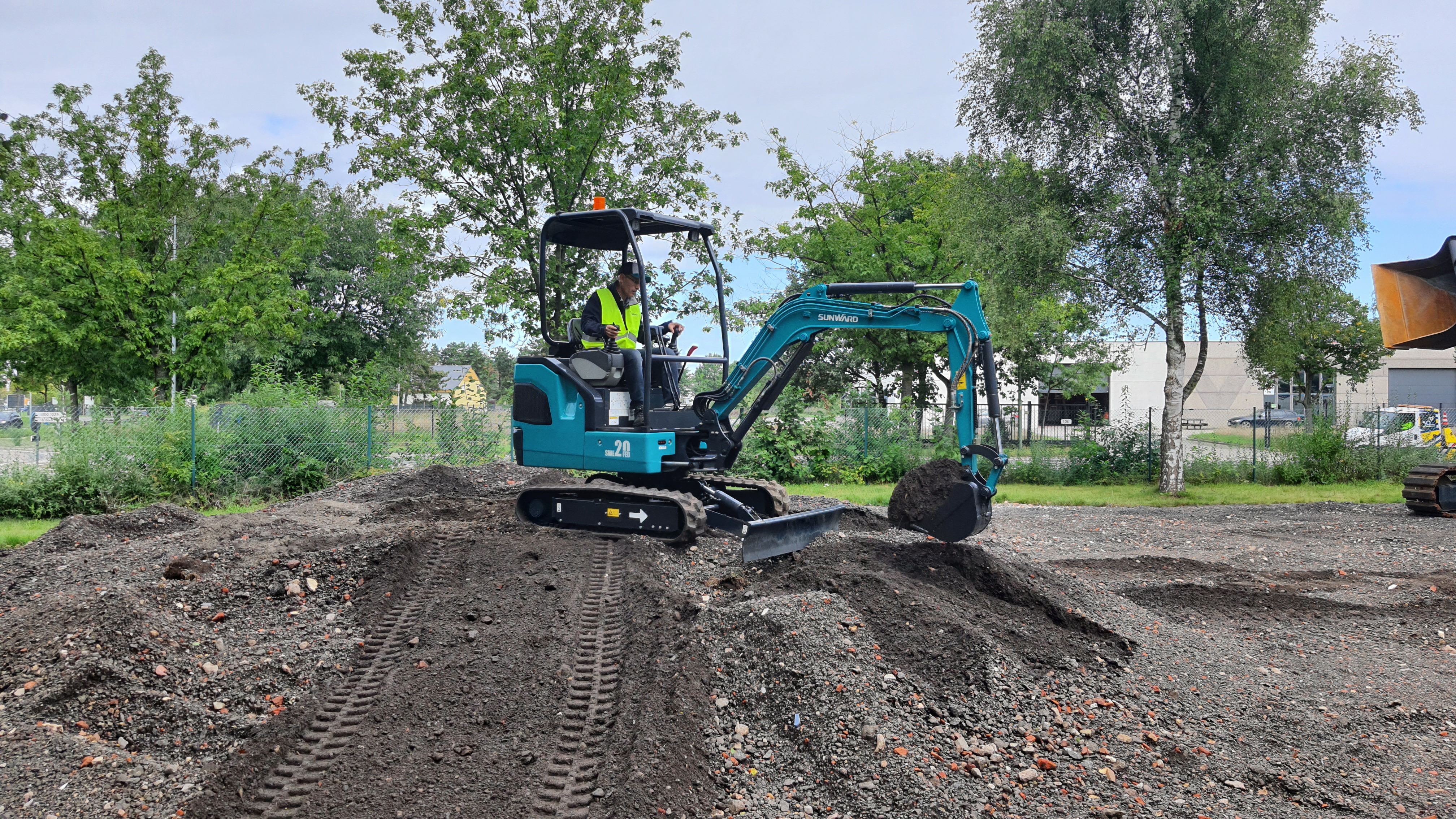 Mini Excavator electric nou Sunward pentru constructii rezidentiale