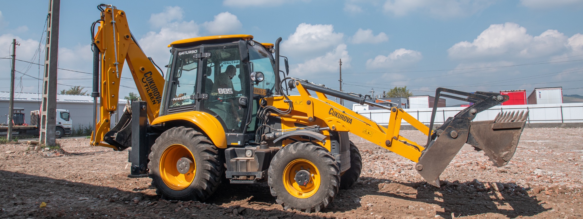 Ce alegi dintre un buldoexcavator nou sau second-hand