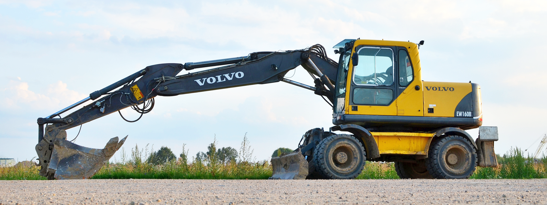 4 Motive sa alegi un excavator pe roti